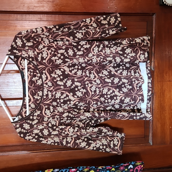 Apostrophe | Tops | Apostrophe Brown Floral Top Petite | Poshmark